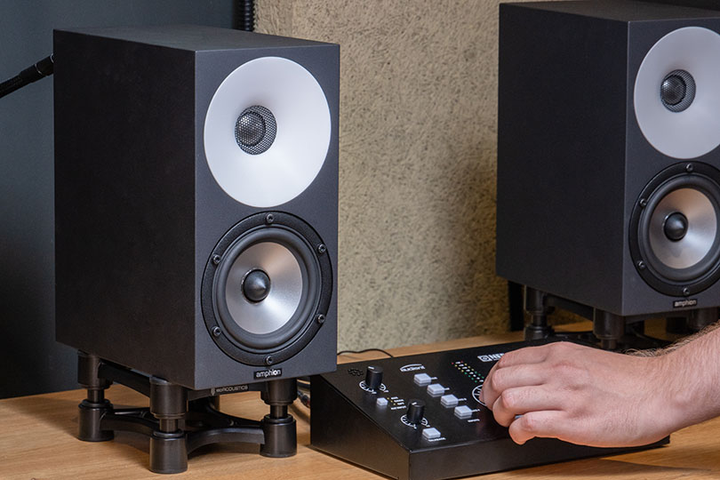 Обзор Amphion One12: лучшие компактные студийные мониторы 2022